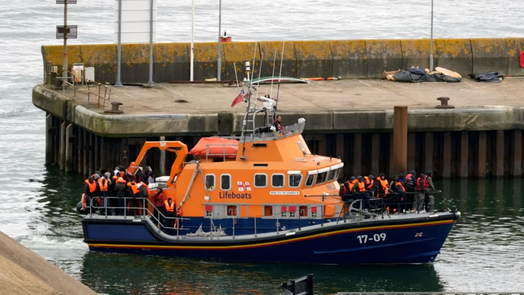 5 Asylum Seekers Die While Crossing English Channel To UK » IndiaPost ...
